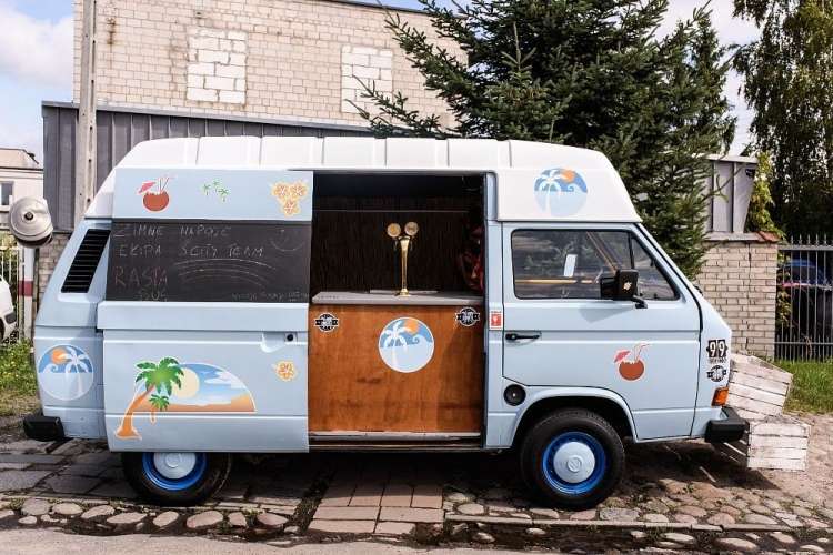 Wylicytujcie VW BUS T3 przerobionego na mobilny bar z didżejką - wiadomości